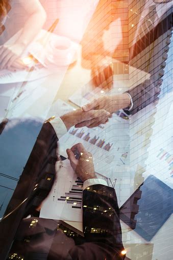 비즈니스 브레인 스토밍 회의 회의 테이블 사람들이 그래프 차트 분석 종이 비즈니스 성공 아이디어 컨셉 컨설팅 비즈니스에 대한