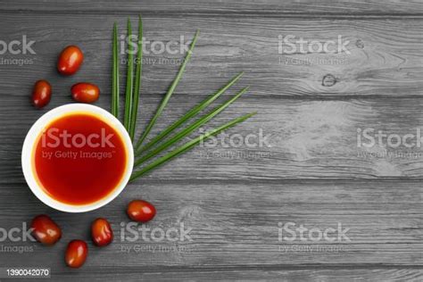 그릇에 팜 오일 회색 나무 테이블에 열대 잎과 과일 텍스트를 위한 공간 0명에 대한 스톡 사진 및 기타 이미지 0명 건강한 생활방식 건강한 식생활 Istock