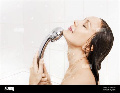 Frauen Beim Duschen Fotos Und Bildmaterial In Hoher Auflösung Alamy