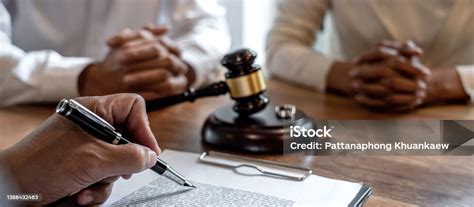 불행 한 이혼 부부 데 충돌 고위 남성 변호사 또는 카 운 슬 러와 처리 하는 남편과 이혼 하는 동안 아내와 부부 이혼의 법령을 서명 계약 변호사의 사무실에서 간통에 대한