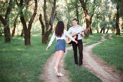 젊은 부부는 숲에서 산책 하 고 기타 여름 자연 밝은 햇빛 그림자와 녹색 잎 로맨틱 감정 2명에 대한 스톡 사진 및 기타 이미지 Istock