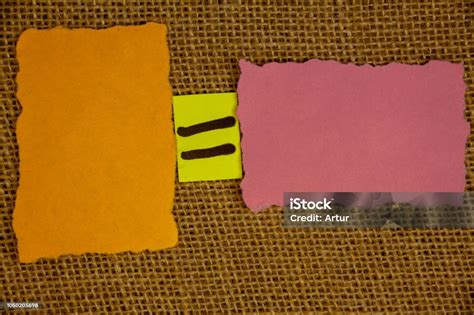 비즈니스 개념 빈 서식 파일 복사 공간 격리 포스터 쿠폰 프로 모션 소재 아이디어 오렌지 노란색 분홍색 종이 등호 위커 배경에서 만든 개념에 대한 스톡 사진 및 기타 이미지