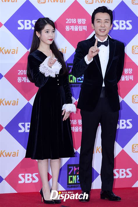 현장포토 분위기가 다했어 아이유 압도적 비주얼 디스패치 뉴스는 팩트다