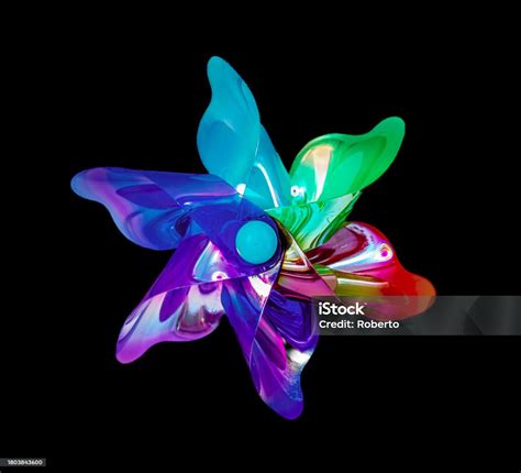 6개의 서로 다른 사이키델릭 색상의 베인이 있는 일반 장난감 바람개비 풍차의 정면 모습 Led 조명에 대한 스톡 사진 및 기타 이미지 Led 조명 강렬하고 밝은 색상