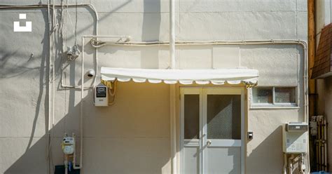 거리 옆에 흰색 차양이 있는 건물 사진 Unsplash의 무료 도쿄 이미지