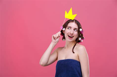 여자 보유 노란 종이 왕관 이상 머리 막대기에 웃 고 멀리 보고 핑크 배경입니다 건강한 생활방식에 대한 스톡 사진 및 기타 이미지 건강한 생활방식 귀여운 깨끗한