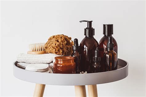 제로 폐기물 환경 친화적 인 위생 욕실 개념 나무 칫솔 비누 재사용 가능한 패드 브러쉬 화장품 마사지 도구에 대한 스톡 사진 및 기타 이미지 Istock