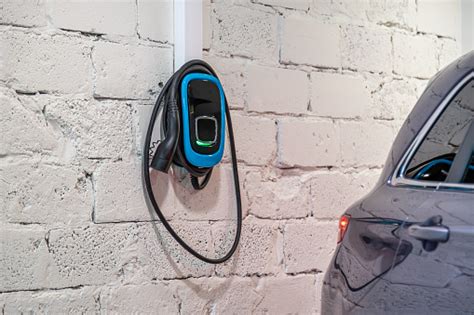 전기 자동차 충전을위한 전원 공급 장치 전기 자동차 충전 소 전기 자동차 대체 연료 차량에 대한 스톡 사진 및 기타 이미지 전기 자동차 대체 연료 차량 하이 앵글