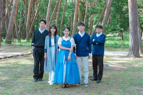 인문공간 제주살롱 📃 오늘의 문장입니다 감정은 절대 전달 못 해 누군가가 슬프다라고 얘기해도 그게 전달되겠어 각자 자기 방식대로 그걸 받아들이는 거야