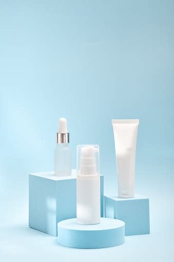 기하학적 연단에 세 가지 화장품 모형 화장품 의 프리젠 테이션배경 메이크업 화장품에 대한 스톡 사진 및 기타 이미지 메이크업 화장품 3가지 개체 매장 상품진열