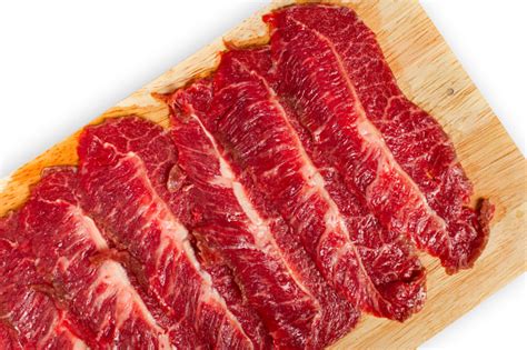 쇠고기 슬라이스 일본 쇠고기 슬라이스 와규 나무 접시에 흰색 배경에 클리핑 경로 건강한 식생활에 대한 스톡 사진 및 기타 이미지 건강한 식생활 고기 그릇 Istock