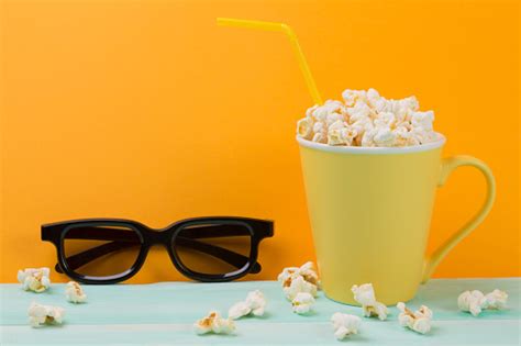 큰 노란 컵 팝 옥수수와 청록색 보드에 음료 빨 대 안경 3d 영화 시청 근처와 흩어져 팝 옥수수 개념 0명에 대한 스톡 사진 및 기타 이미지 Istock