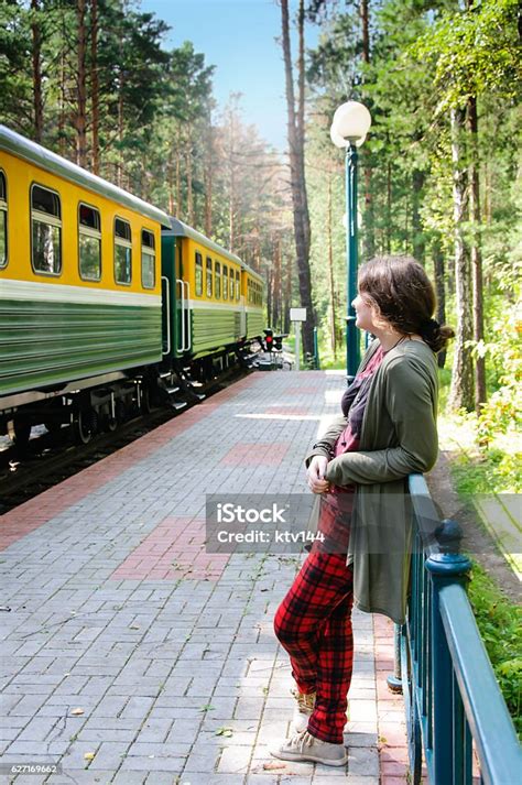 기차역에 서 있는 젊은 여성 객차에 대한 스톡 사진 및 기타 이미지 객차 기차 나무 Istock