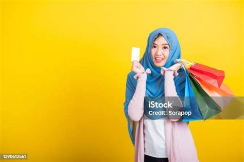 아시아 무슬림 아랍 여자 이슬람 착용 히잡 미소 그녀 잡고 다채로운 쇼핑 백 25 29세에 대한 스톡 사진 및 기타 이미지 25 29세 가방 고객 Istock