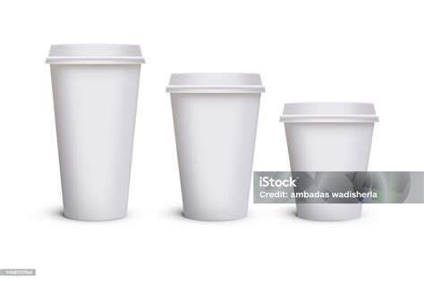 흰색 빈 테이크 아웃 종이 판지 또는 판지 커피 컵은 컷 아웃을위한 클리핑 경로를 포함하여 격리 된 흰색 배경에 다른 크기입니다 고립된 배경에 프레젠테이션을 위한 빈 차