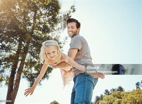 행복하고 공원과 아빠가 아이와 놀고 아버지와 딸이 밖에서 시간을 보내기 위해 본딩과 비행기 게임을 합니다 가족 사랑과 미소 장난기 넘치는 에너지 남자 안고 공중에 여자와