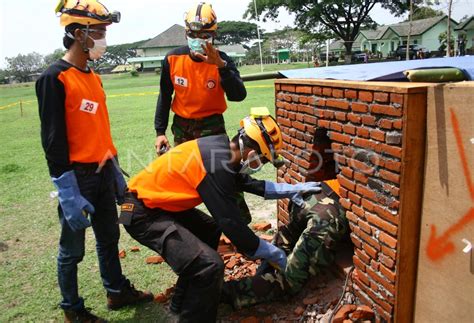 Earthquake Handling Simulation Antara Foto Earthquake Handling Simulation Antara Foto