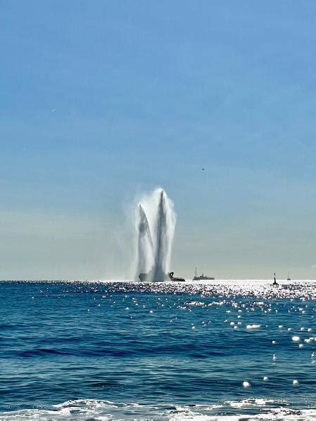 Espectáculo De Chorros De Agua En La Playa