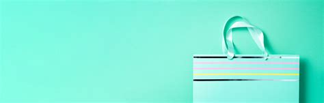 트렌디 한 녹색 배경에 청록색 종이 쇼핑 백의 상단보기 공간을 복사합니다 선물 개념입니다 여자의 날 발렌타인 데이 생일 파티를위한 준비 2020년에 대한 스톡 사진 및 기타