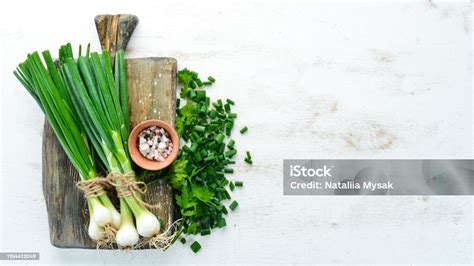 나무 테이블에 녹색 양파를 슬라이스 신선한 야채 평면도 텍스트를 위한 여유 공간 건강한 식생활에 대한 스톡 사진 및 기타 이미지 건강한 식생활 딜 허브 리크 Istock