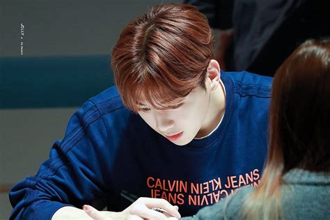 강다니엘 귀 피어싱 자국 뭔가 발림 인스티즈 Instiz 연예 카테고리