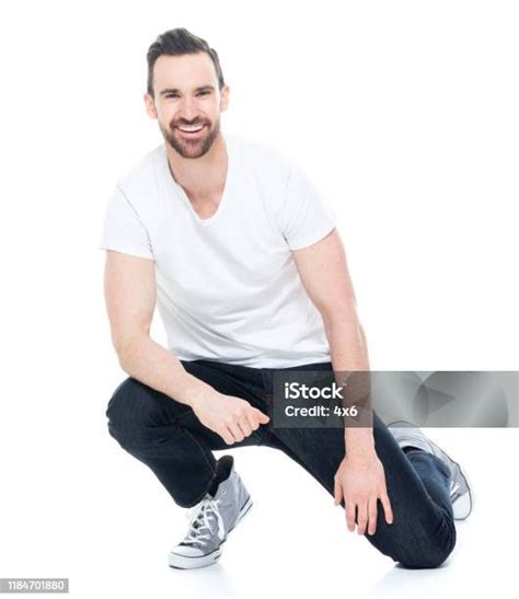3039세의 성인 잘생긴 남성 젊은 남성 젊은 남성이 웃고 있는 청바지를 입고 흰색 배경 앞에 앉아 있는 3039세의 남성 전체 길이 미소 쾌활한 시원한 자세 30 34세에