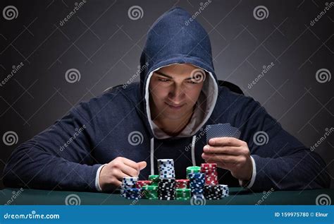 Joven Usando Una Capucha Con Cartas Y Fichas Apostando Foto De Archivo Imagen De Ruleta Rico