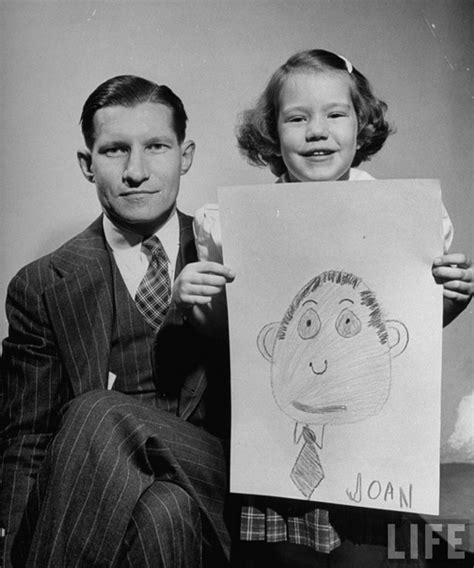 Серия фотографий сделанных в детском саду в котором детей попросили в День отца нарисовать по