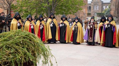 Այսօր Ծաղկազարդ է Ս․ Էջմիածնի բակում կատարվեց անդաստանի կարգ Youtube