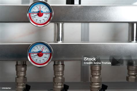 집이나 아파트의 난방 시스템의 스테인레스 스틸 파이프와 수도관 배관 난방 파이프 수리 물에 대한 스톡 사진 및 기타 이미지 물 순서 0명 Istock