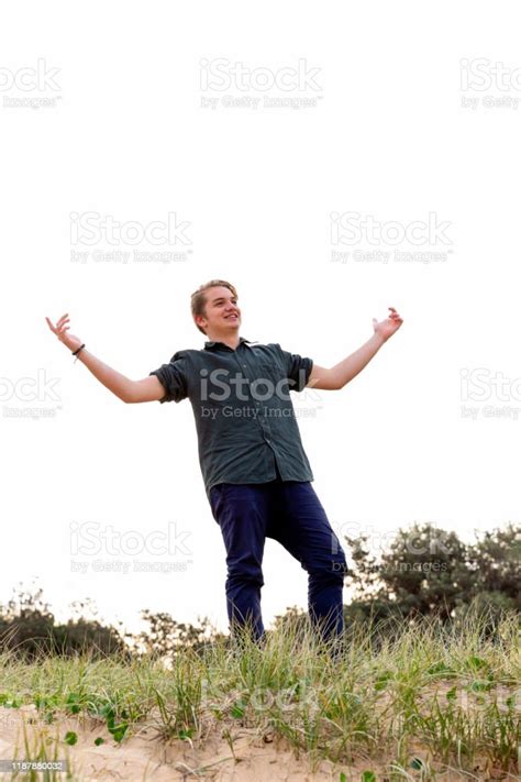 그의 팔을 들고 언덕에 서 행복 한 십대 소년 복사 공간 흰색 배경 14 15 살에 대한 스톡 사진 및 기타 이미지 14 15 살 16 17 살 가냘픈 Istock