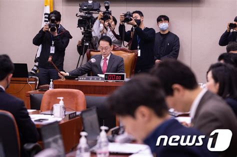 의사봉 두드리는 김도읍 법사위원장