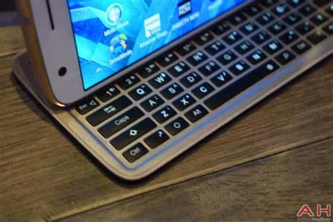 Hands On With The Slider Keyboard And Vital Moto Mods CES