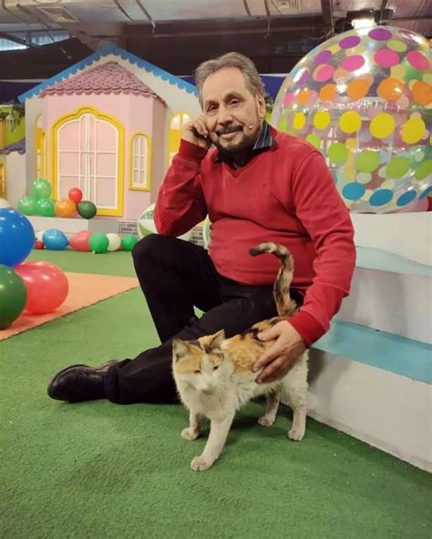 عکسی زیر خاکی از عمو قناد محبوب کودکان همه دوره ها باورتان می شود این آقا با این سر و وضع “عمو