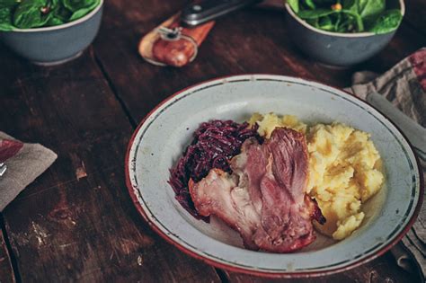 볶은 햄 호크는 소금에 절인 양배추와 으깬 감자와 함께 제공 돼지고기호크에 대한 스톡 사진 및 기타 이미지 돼지고기호크 0