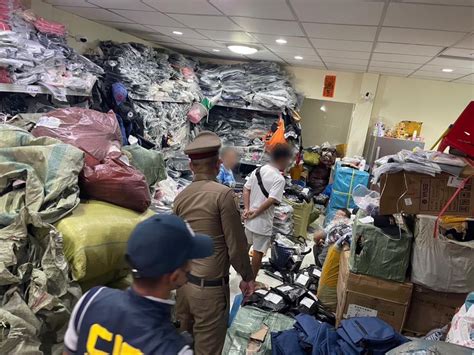 ทลายโกดังนายทุนจีนลอบขายอุปกรณ์โทรศัพท์ปลอม