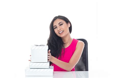 다양한 선물 상자를 들고 흰색 책상에 앉아 있는 아름다운 라틴계 여성 18 19세에 대한 스톡 사진 및 기타 이미지 18 19세 검정 머리 긍정적인 감정 표현