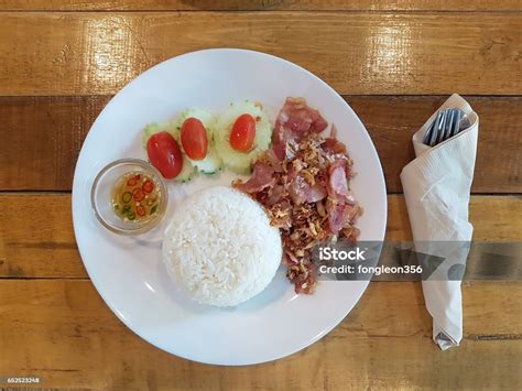 쌀과 돼지고기 베이컨 마늘과 후추와 튀김 신선한 야채와 함께 제공 합니다 디자인 작품 에 대 한 근접 촬영 건강한 식생활에 대한 스톡 사진 및 기타 이미지 Istock