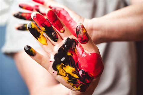 아크릴 페인트로 더러운 여자 손의 클로즈업 창조적 인 손가락 그림 개념에 대한 스톡 사진 및 기타 이미지 개념 개성 개념 경기 조추첨 Istock