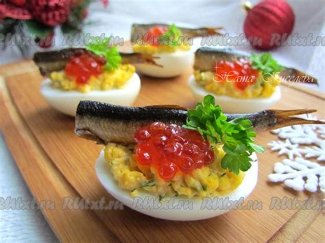 Фаршированные яйца со шпротами и красной икрой 11 фото в рецепте