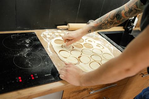 부엌의 오븐에서 파이를 굽기 위해 원형 반죽 샘플을 만드는 문신을 한 알아볼 수 없는 남자 팔 국내 요리 건강한 식생활에 대한 스톡 사진 및 기타 이미지 Istock