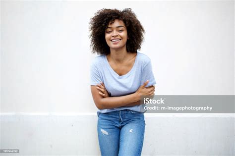 행복한 젊은 아프리카 계 미국인 여자 미소 와 팔 교차 흰색 배경 20 24세에 대한 스톡 사진 및 기타 이미지 20 24세