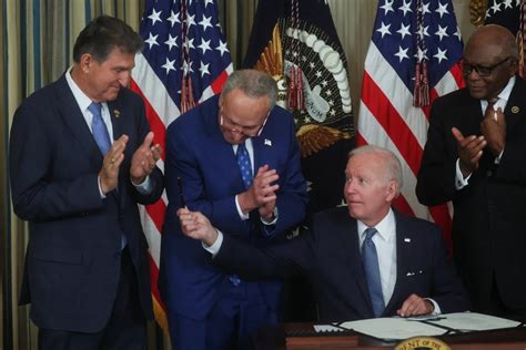 Joe Biden Promulgó Su Ley Estrella Con Más Fondos Para El Cambio