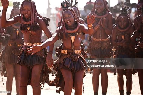 Himba Tribe Girls And Young Women Dancing Namibia Foto De Stock Getty