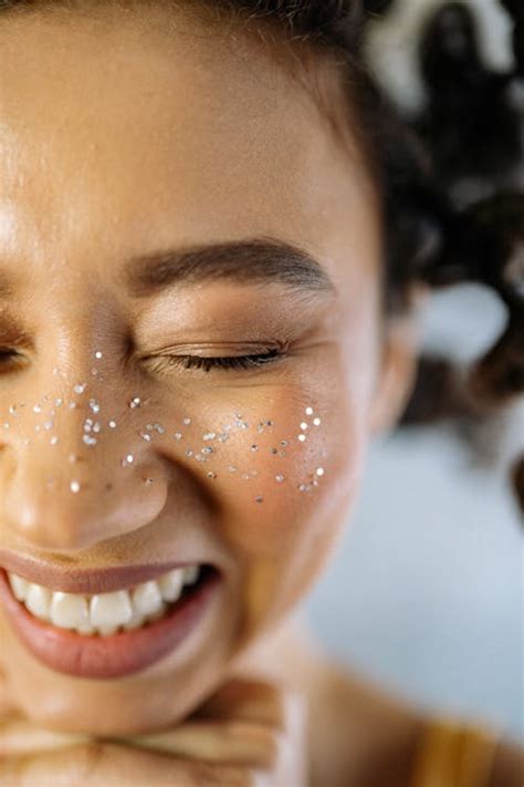 가벼운 피부 감은 눈 개인 관리 곱슬머리 광점 궁둥이 긍정적 인 분위기 기쁨 눈썹 눈을 감다 단순한 우아함 매혹적인 메이크업 미소 짓는 반짝거리다