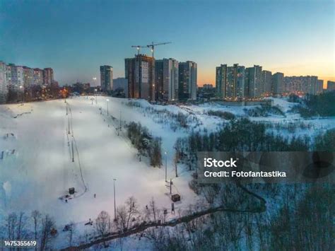 스키 리프트 저녁과 함께 스키를 즐길 수 있는 체르네브스카야 언덕 새로운 지구 에메랄드 힐스의 오른쪽에 겨울에 대한 스톡 사진 및 기타 이미지 Istock