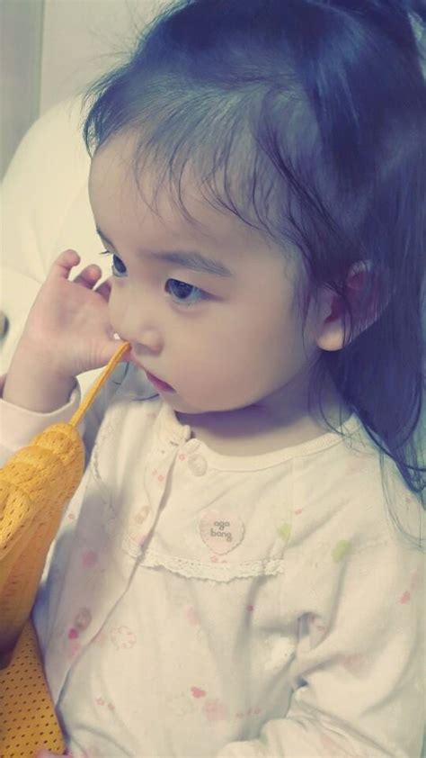 박별 일찍 일어나서 아빠와 한시간 놀고 아빠 바지 씹으며 뽀로로 시청중 P S뽀샵없이 사진이 이쁘게