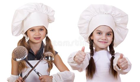 Cuisson Et Concept De Personnes Deux Petites Filles Dans Un Tablier