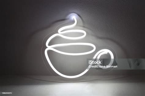 트렌디 한 스타일 배경에 차 또는 커피 네온 사인의 흰색 찻잔 네온에 대한 스톡 사진 및 기타 이미지 네온 알파벳 형광등 Istock