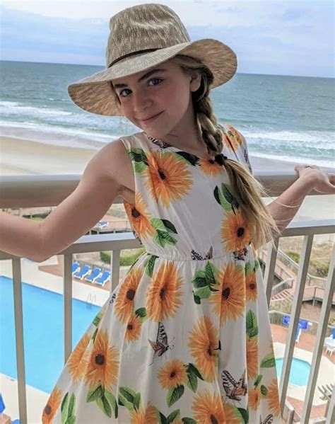 Sweet Mother And Daughter Pics R Armpitvoyeur